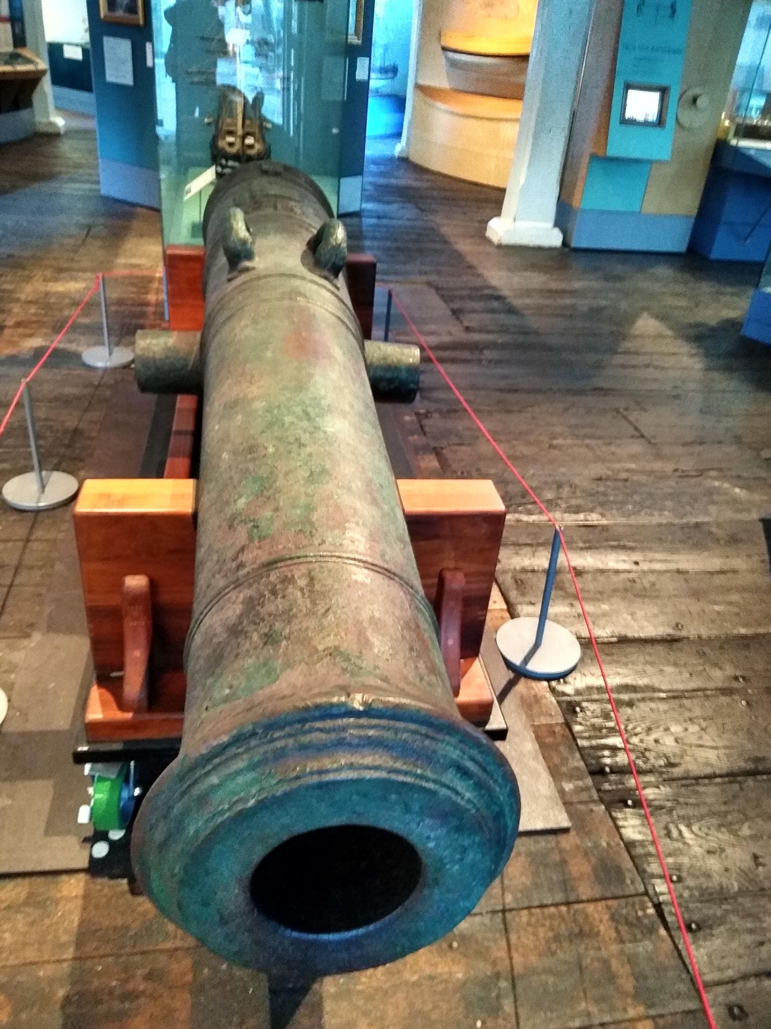 A 42-pounder bronze gun from HMS Victory (1737) – ULTIMA RATIO