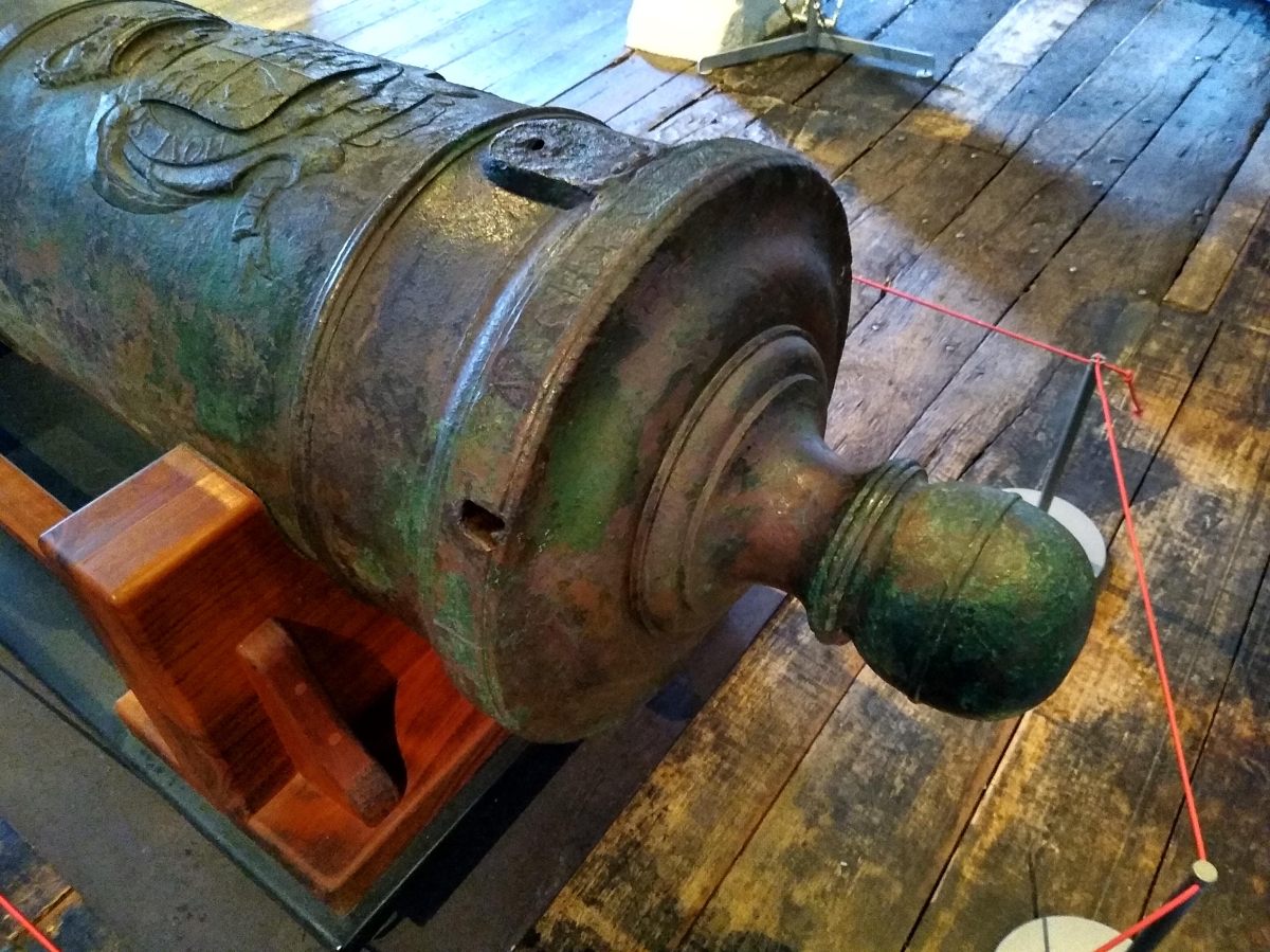A 42-pounder bronze gun from HMS Victory (1737) – ULTIMA RATIO